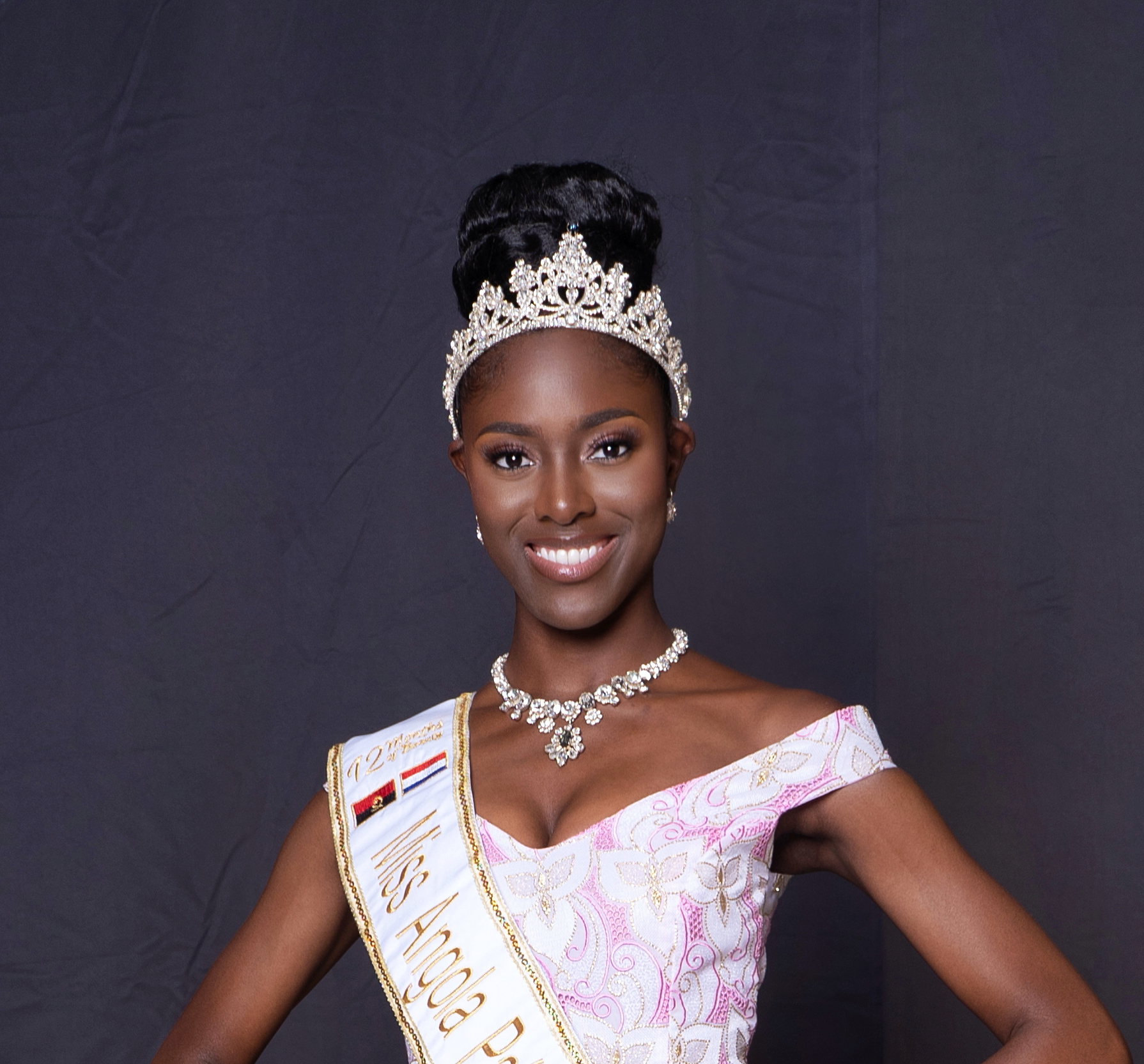 Swelia, Miss Angola Holanda - 12 Months of Beauty